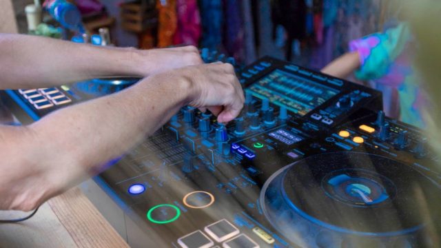 ¿Cómo ser DJ profesional? ¿Qué estudiar? | UNIR