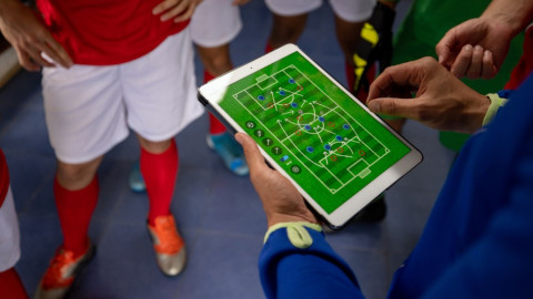 Entrenador de fútbol: requisitos y sueldo | UNIR