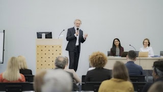 ¿Cómo ser profesor de universidad en España? Requisitos clave | UNIR