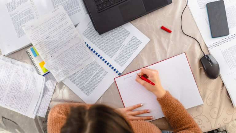 ¿Cómo estudiar para un examen de la universidad? | UNIR